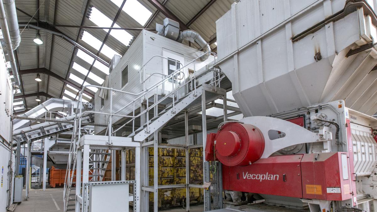 Complete plants for mechanical material processing