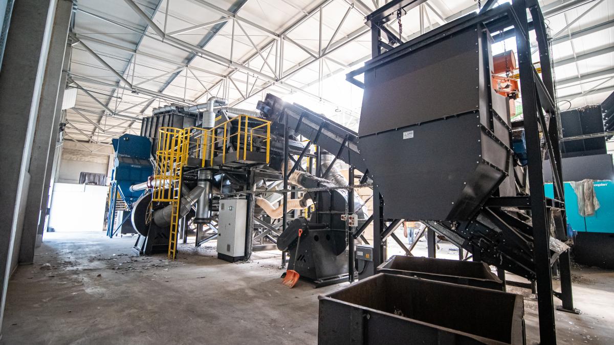 Complete plants for mechanical material processing