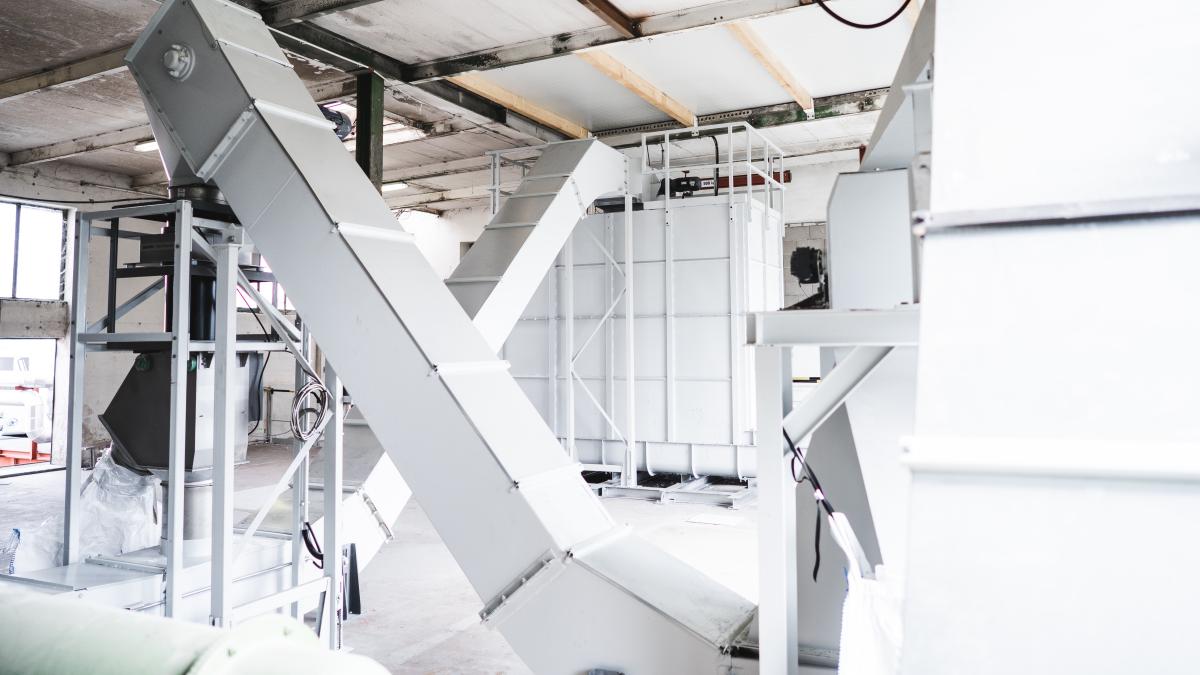 Complete plants for mechanical material processing