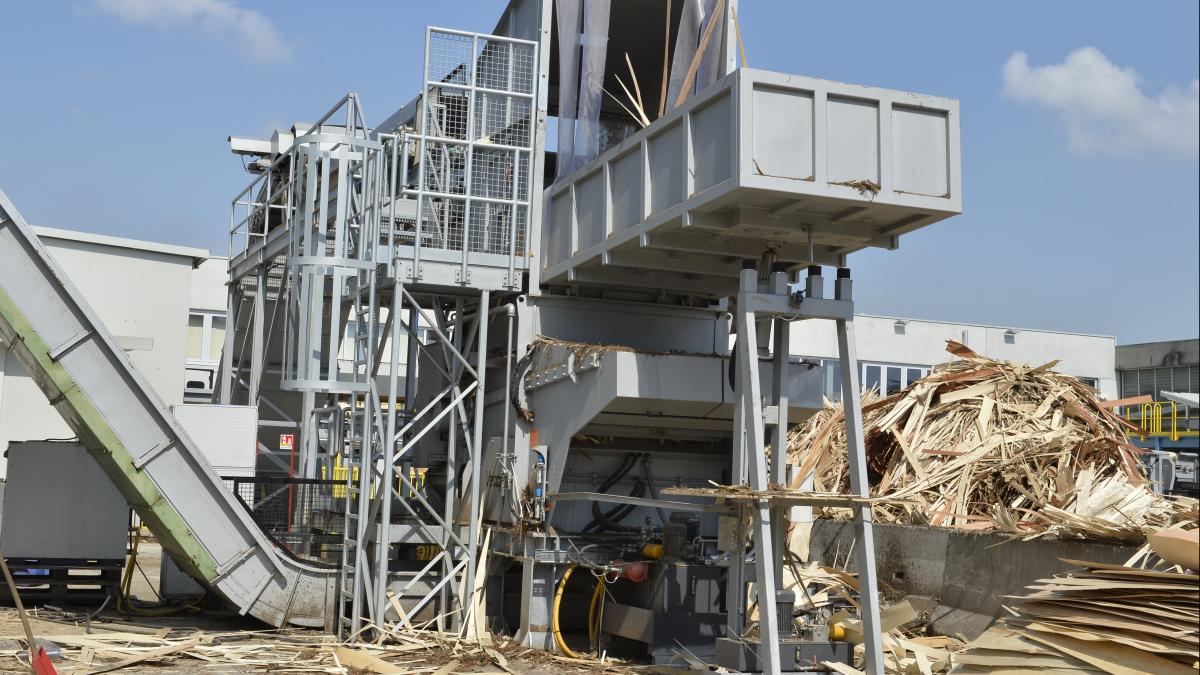 Complete plants for mechanical material processing