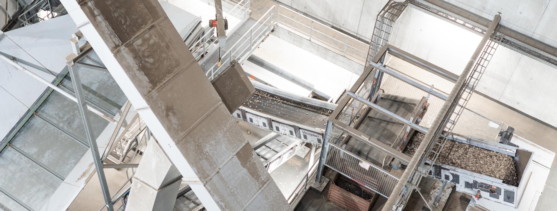 Material flow handling for wood power plant