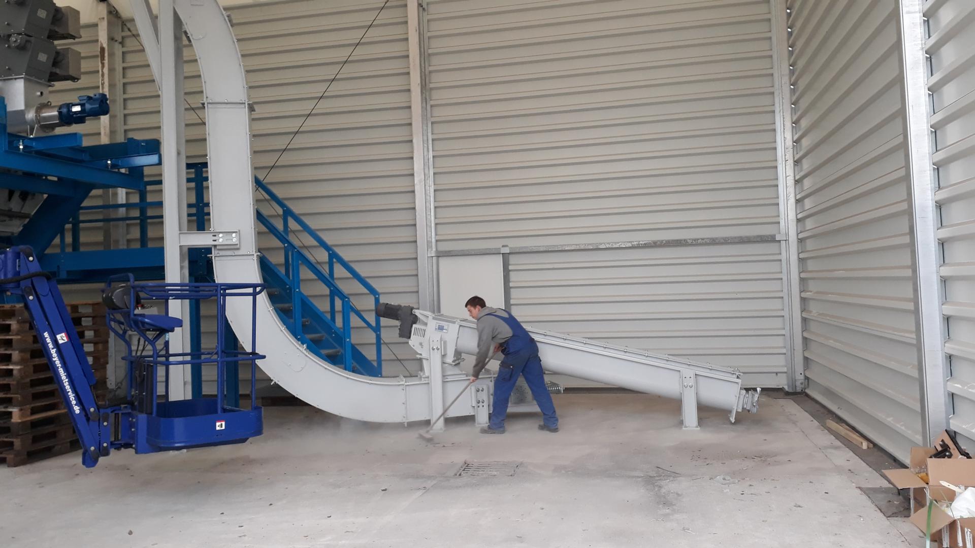 VKV – Vertical chain conveyor | Vecoplan